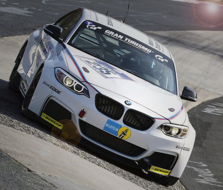 BMW M235i Racing - Drive