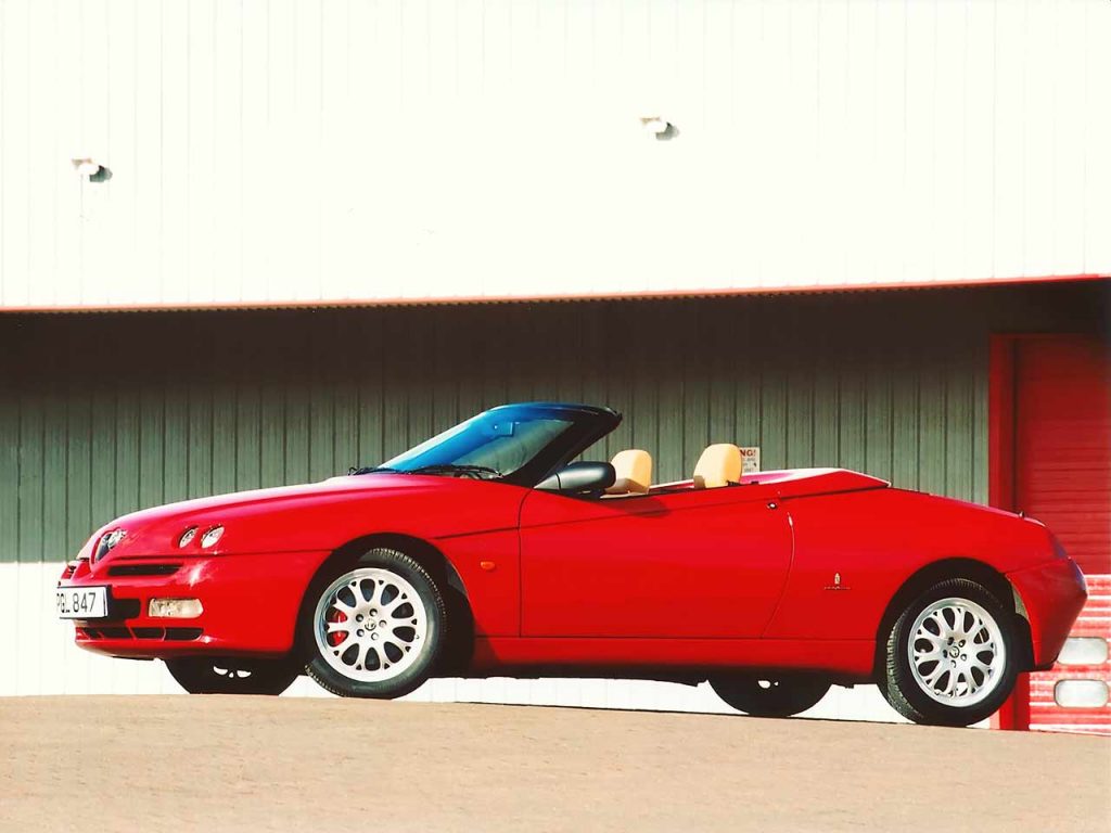 Alfa-Romeo Spider vs. Fiat 124 Sport Spider - Drive